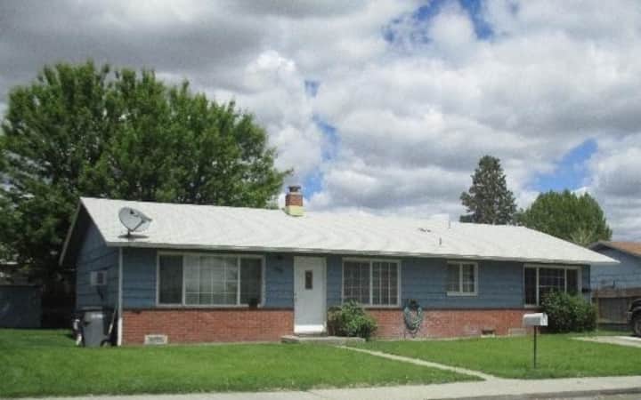Cozy Duplex - Grandview, WA