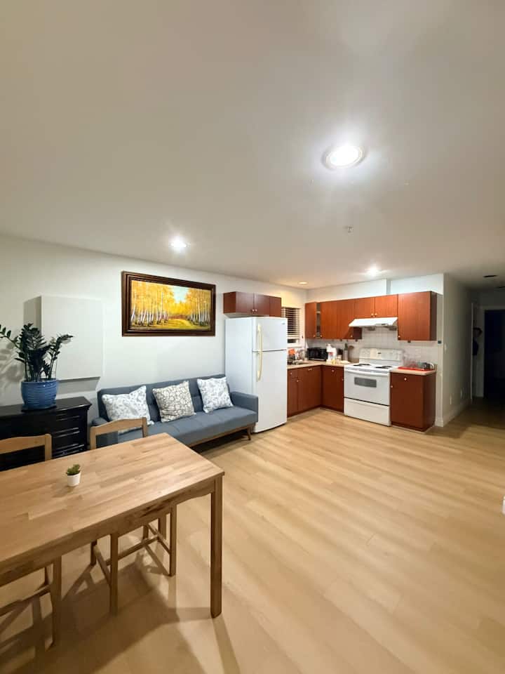 Sagittarius Suite 2br W/ Full Kitchen Near Transit - 溫哥華