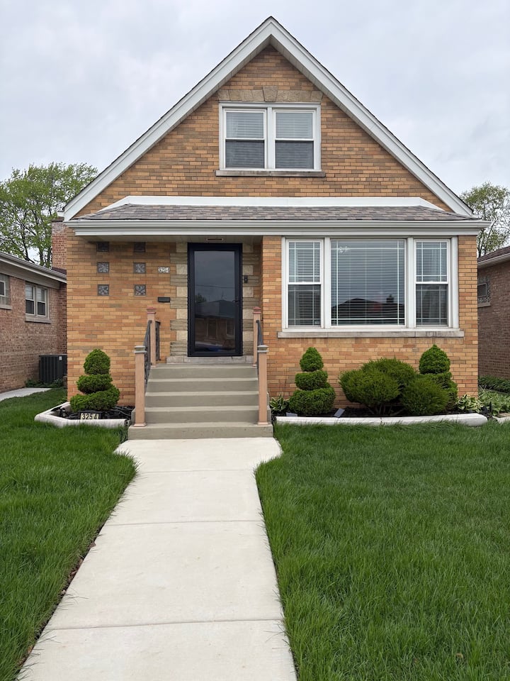 Spacious 4br/3ba With Theater, Gym, & Free Parking - West Pullman - Chicago
