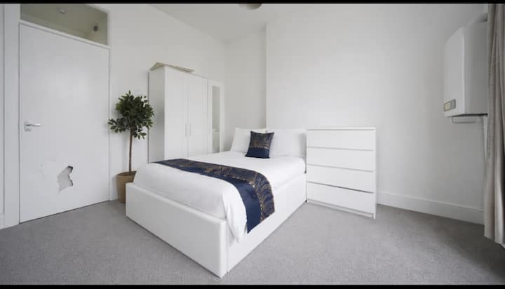 Clean & Comfortable 2-bed Flat W/ Free Parking - Paisley