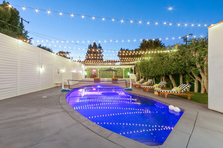 Family-friendly Pool House Near Universal Studios - Los Angeles, CA