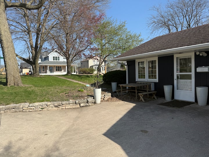 Walk To Downtown & Surf | Cozy Clear Lake Stay - Clear Lake, IA