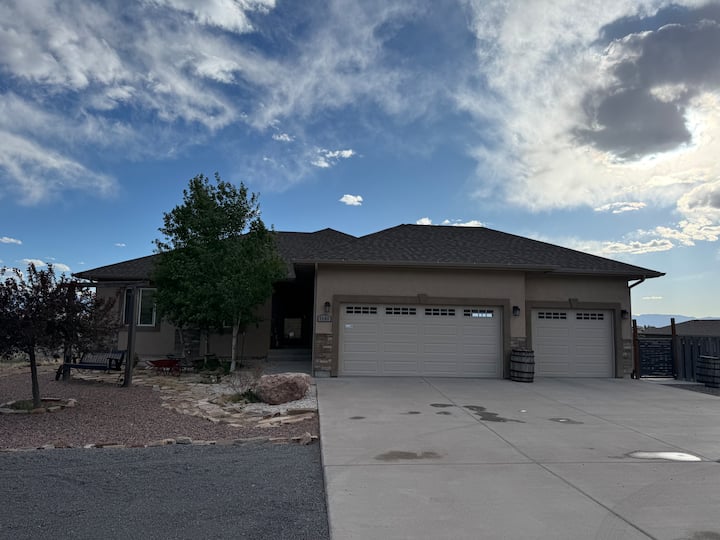 High Desert Sunset Retreat - Pueblo West, CO