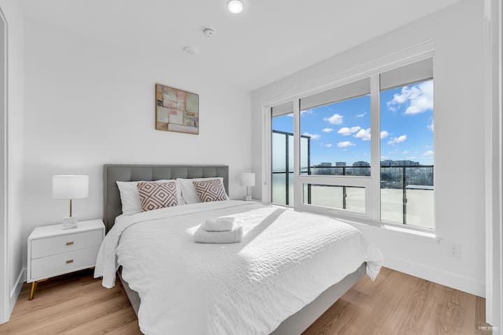 Bright 2b2b Condo/pool - Delta