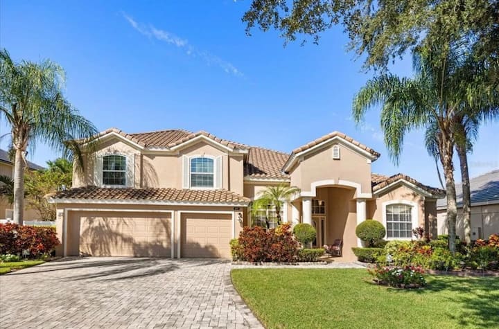 Luxury Retreat Sleeps 13 • Private Pool • Disney - Winter Garden, FL
