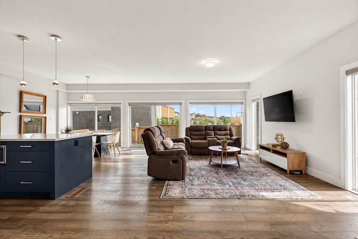 5 Beds|detached| Fenced Yard W/ Bbq| Sleeps 10 - London