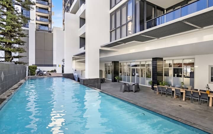 Broadbeach Oceanview Escape - Broadbeach