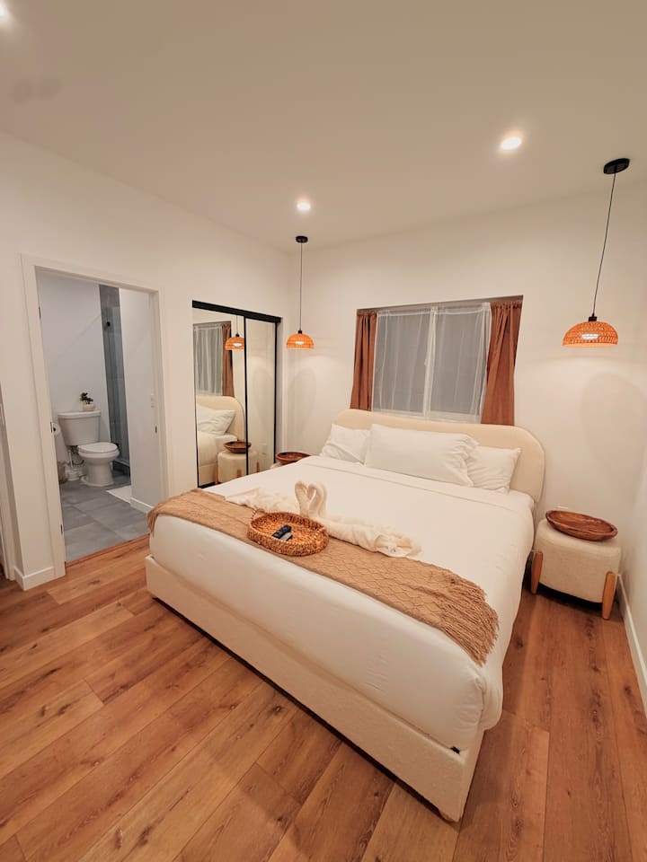 Central King Suite • Private Bath • Near Studios - Burbank, CA