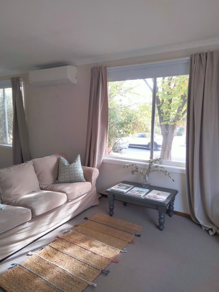 Comfortable, Cosy Townhouse Close To Golf Course - Yass
