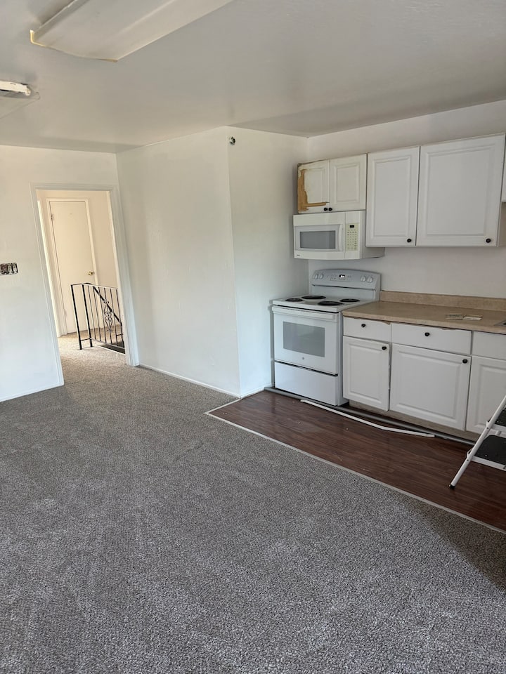 2nd Floor: No-frills Downtown Hmb Home Near It All - Half Moon Bay, CA