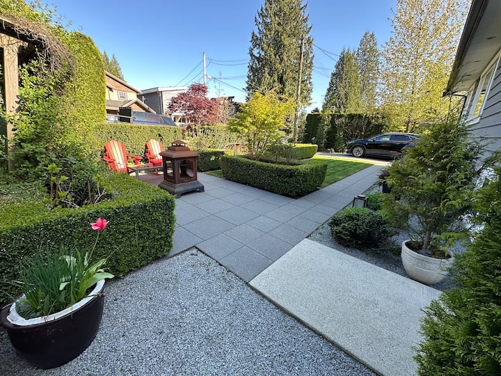 Private Garden Level Suite
Bright & Spacious - West Vancouver