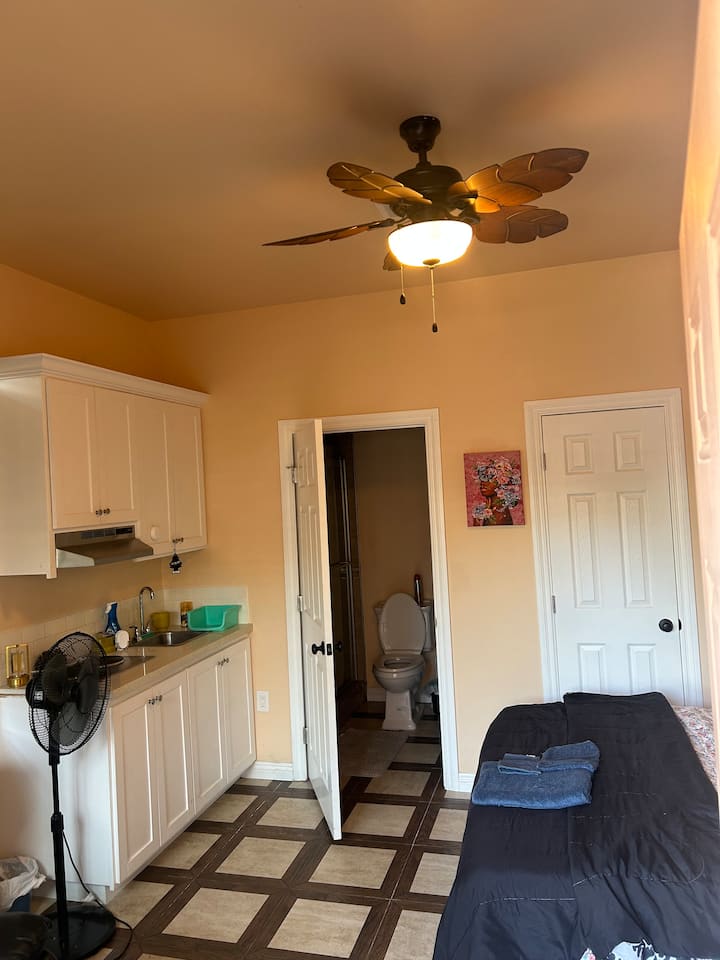 Htk Charming Studio. Relax In Our Sunny City Oasis - Canyon Lake, CA