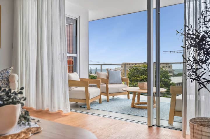 Beachside Bliss - Sea Views & 300m To Kings Beach - Golden Beach