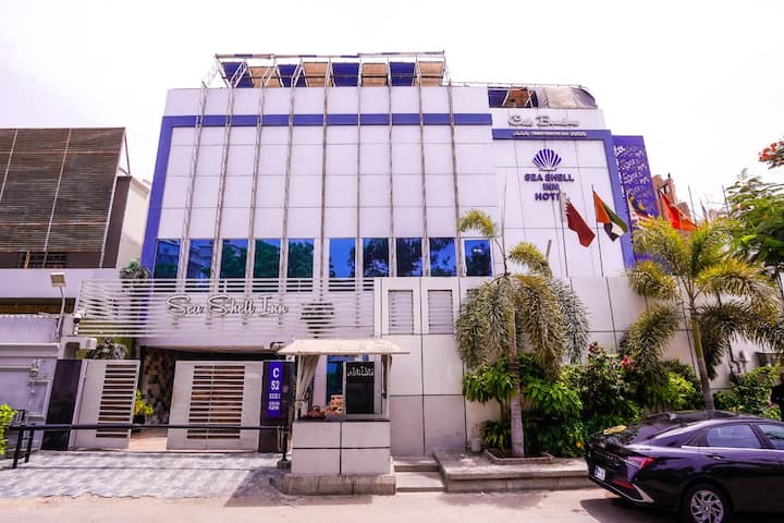 We Have 3 Star Hotel Of 29 Rooms - Karachi