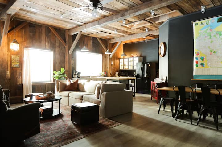 Group Nature Retreat: Treehouse & Barn With Goats - Wisconsin