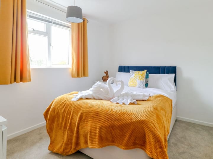 5 Br | 5 Bathroom House | Private Parking - Stevenage