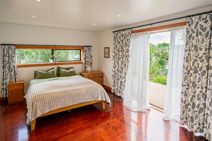 Sun-filled Bedroom & Cosy Retreat Near The Water - Raglan