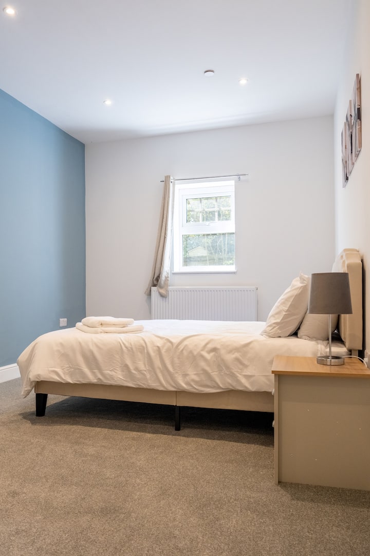 2 Br Apartment- Private Parking - Newport