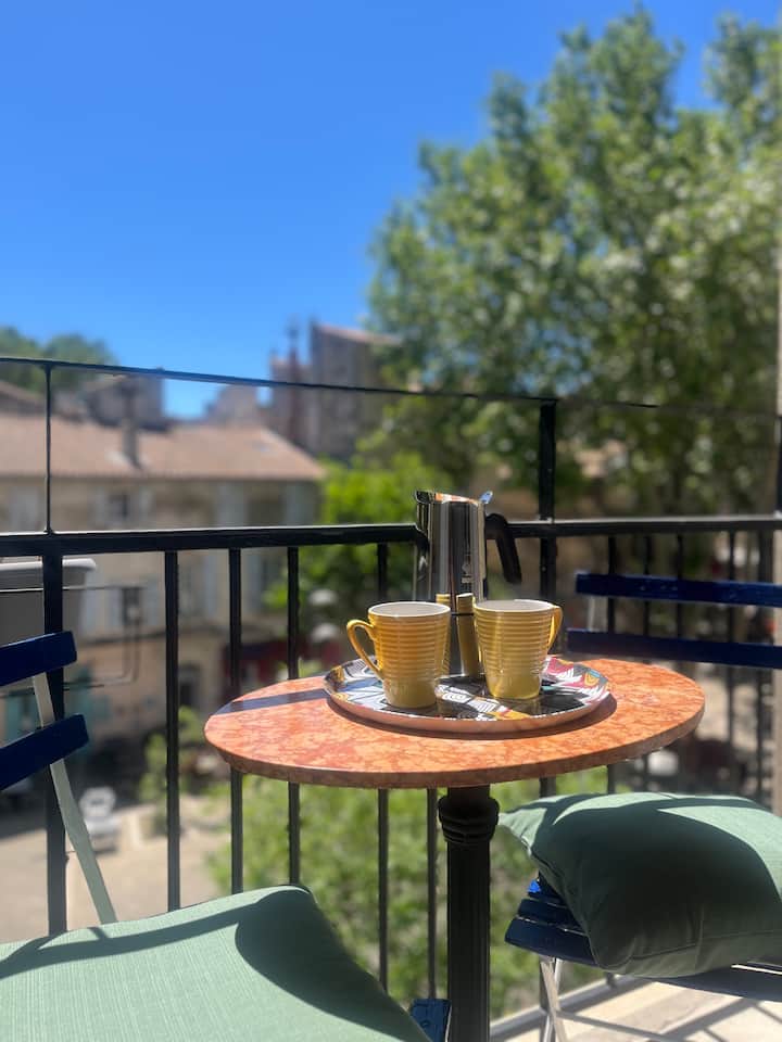 Un Balcon, Une Place Et L'art De Vivre Arlésien - Arles