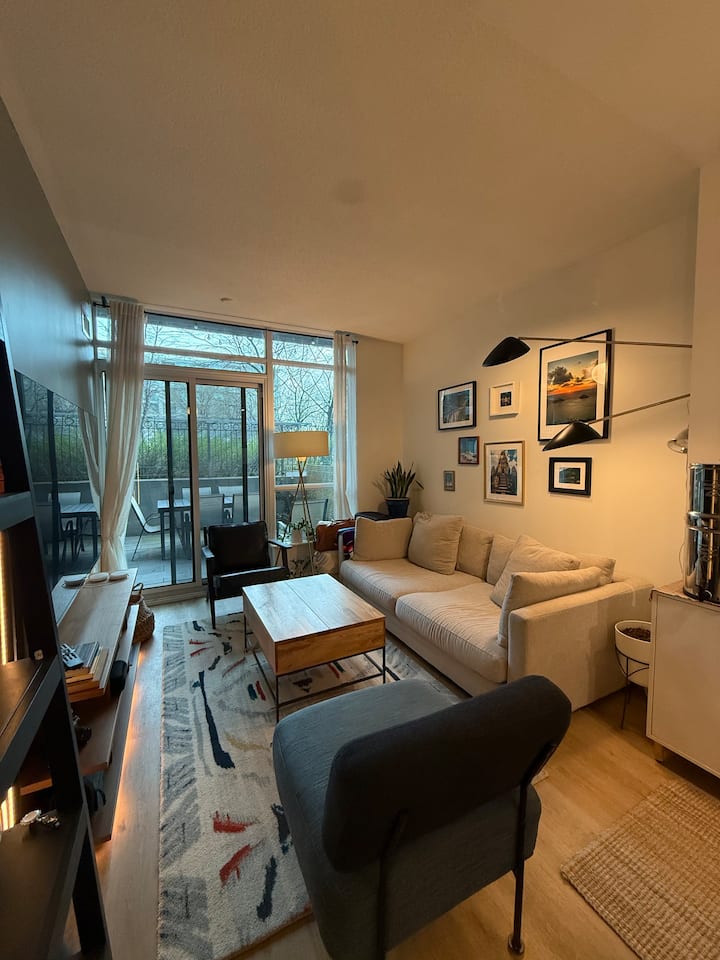 Chic 1br Condo + Free Parking |
Your Fifa Homebase - Toronto