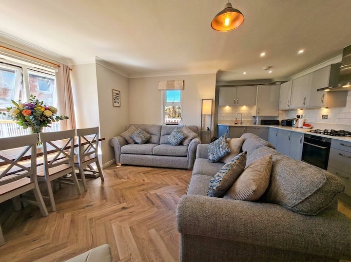Spacious Family Apartment With Sea Views & Parking - Corfe Castle