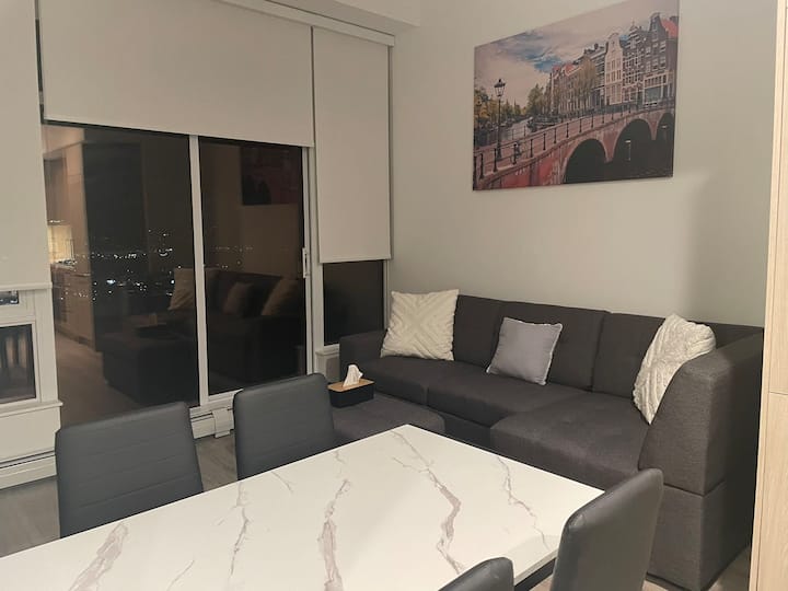 Close Skytrain 1b1b Center Apt - 써리