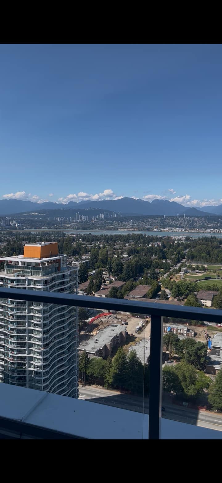 Close Skytrain 1b1b Center Apt - Surrey