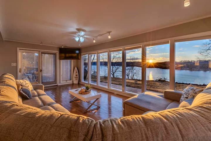'Serenity Dock' On Watts Bar Lake! Hot Tub + Patio - Kingston, TN