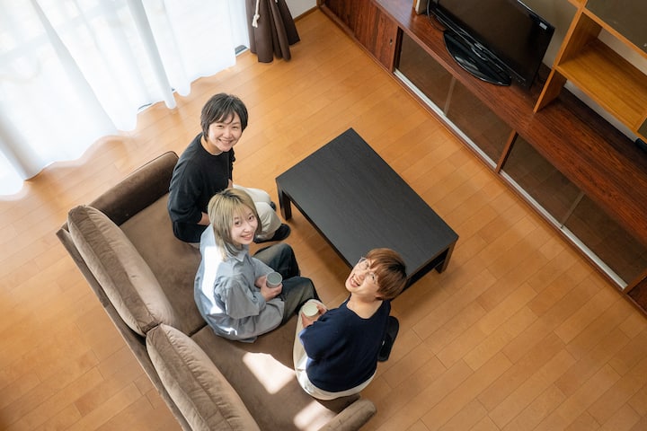 【8名ok】ベッド2台+布団|駅徒歩3分|一棟貸し|bbq・大型プロジェクター - 下松市
