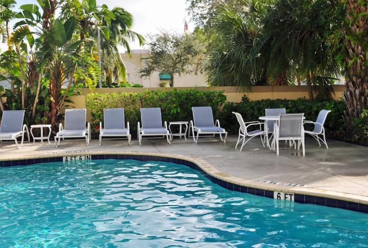 King + Free Parking & Breakfast + Pool - Boca Raton, FL