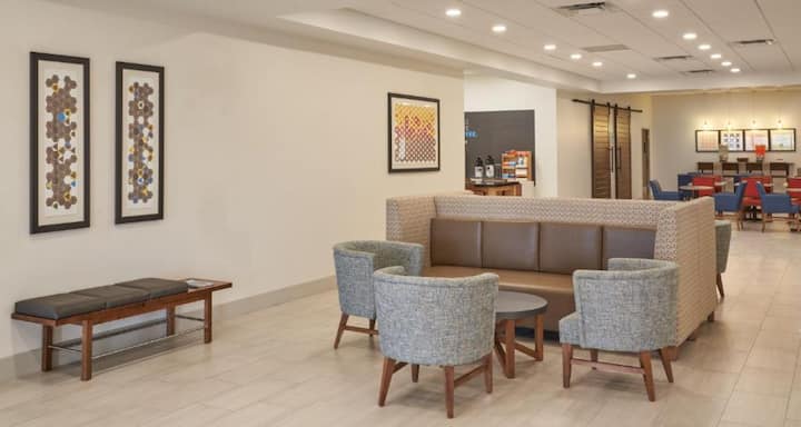 2 Doubles W/ Balcony + Free Parking & Breakfast - Boca Raton, FL