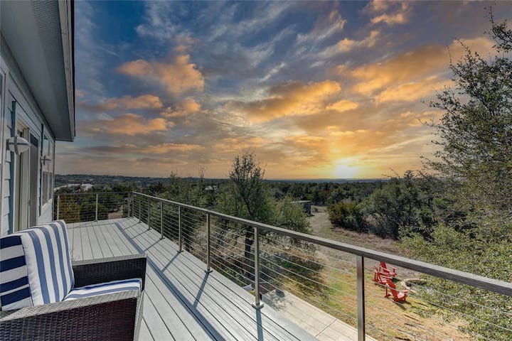 5 Acre Luxury Retreat | Stunning Views + Game Room - Lake Travis, TX