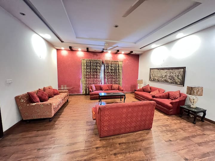 Spacious 2 Kanal Villa | Near Raya & Dolmen Mall - Lahore
