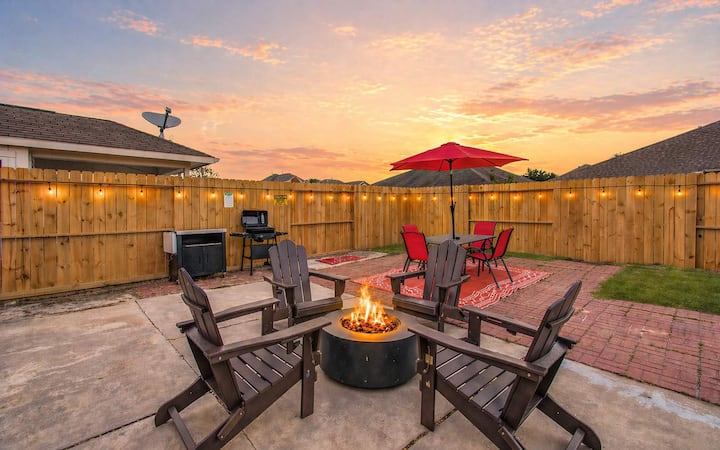 2 Homes • 8br (Sleeps 18) • Game Room & Backyards - Stafford, TX