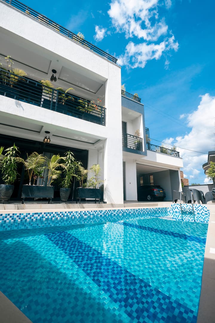 Arise N Shine Luxury Home - 4br, Pool, & Parking - Rwanda