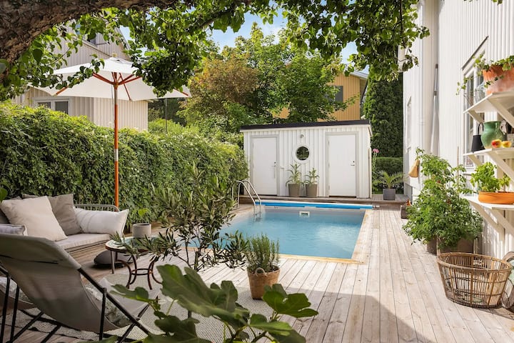 Ljus Och Charmig Villa I Bromma Med Pool - Stockholm