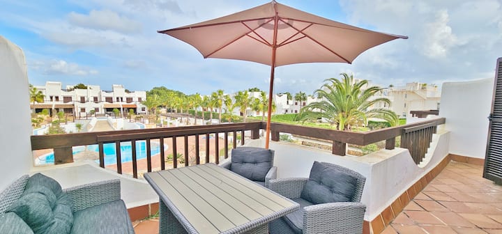 Rooftop Sunset Terrace Apt, Pool View Near Beaches - Cala Figuera