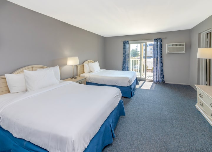 Beach House Deluxe Family Suite - Beach Haven, NJ
