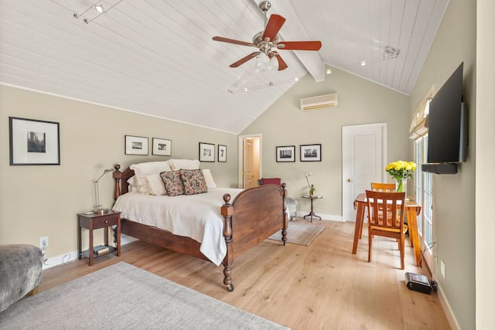 Modern Studio W/ Pool Access In Land Park Area - Sacramento, CA