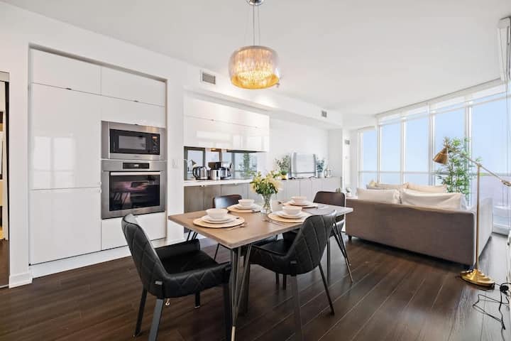 Sky-high Views & Trendy Vibes + 1 Free Parking - Toronto