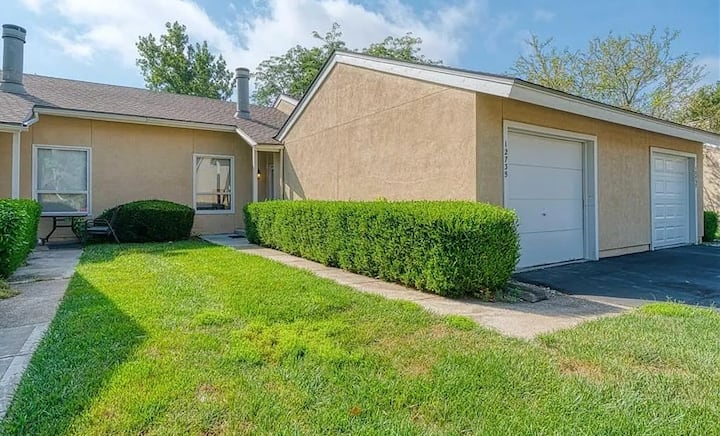 Upscale Townhome Minutes From Downtown - Olathe, KS