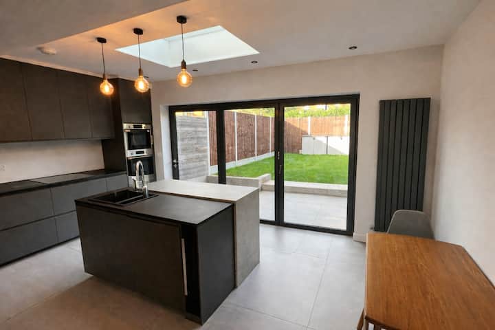 Modern City Centre Home With Private Garden - Chelmsford