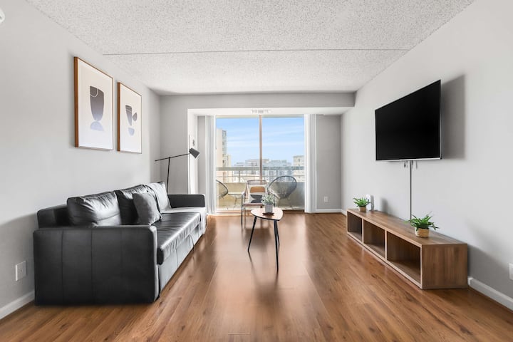 Modern Apt In Prime Location With City Views - RFK Stadium - Washington