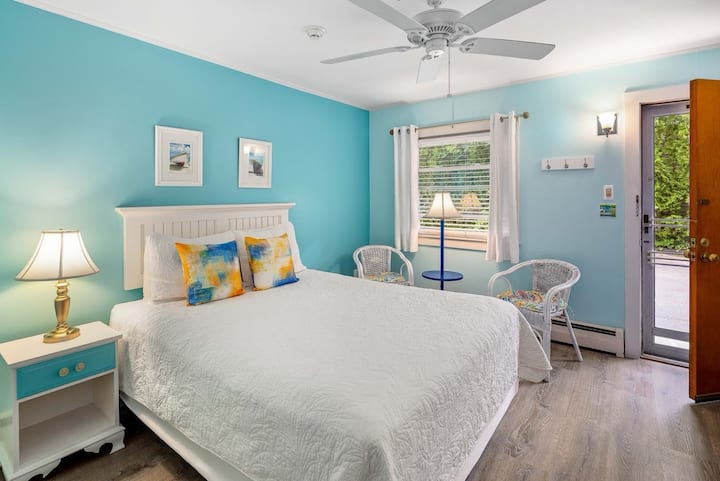 Charming Coastal Maine Stay | Queen Bed Room - Camden, ME