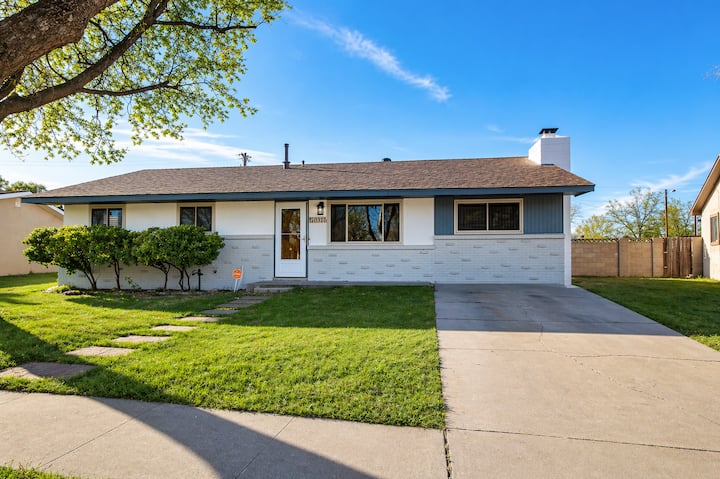 Sleeps 14! Family Home • Xbox, Patio, Near Caverns - Carlsbad, NM