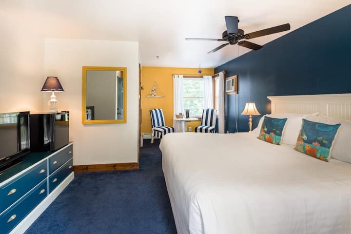 Walk To Main St & Harbor I Spacious King Room - Camden, ME