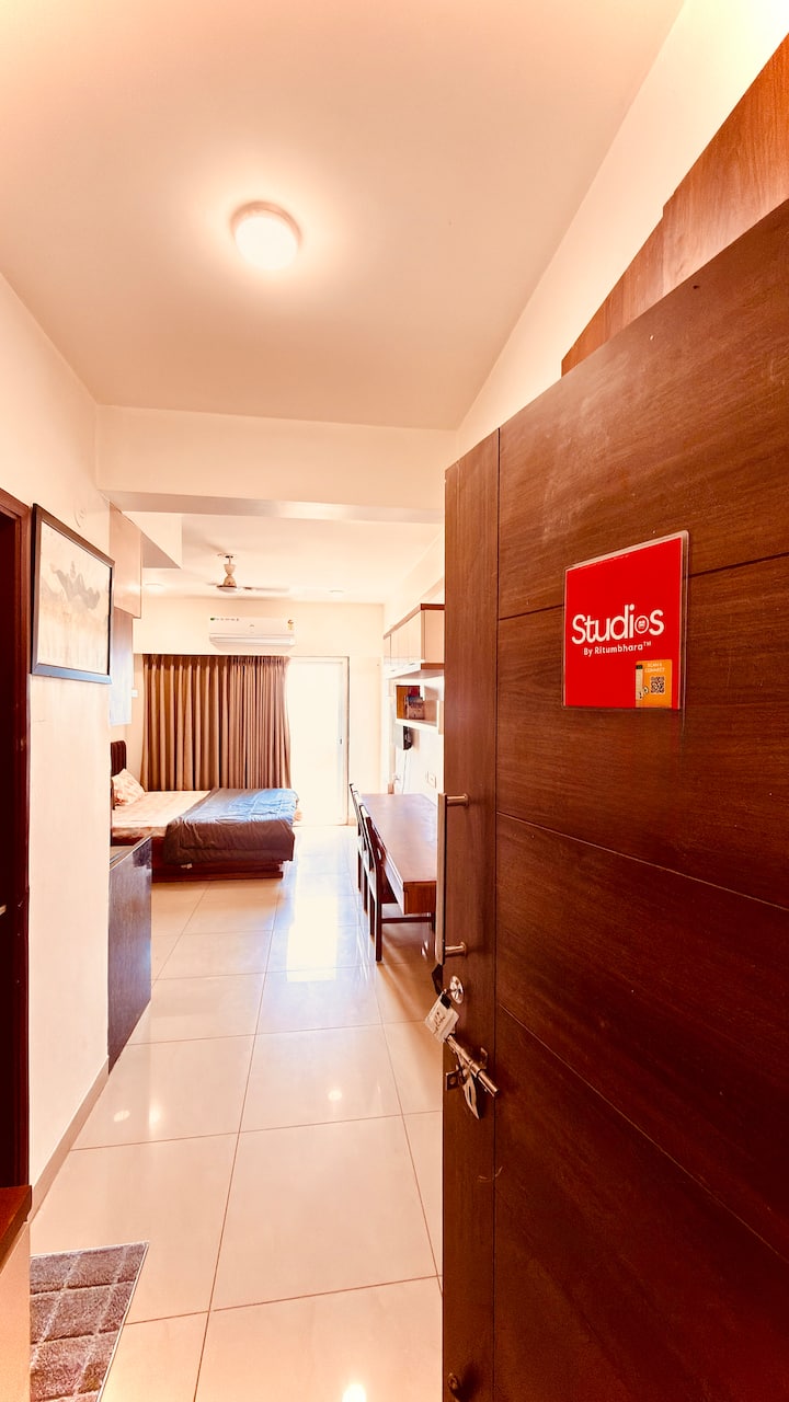 Sun Drenched Studio | Juliet Balcony 100mbps Wifi - Jaipur