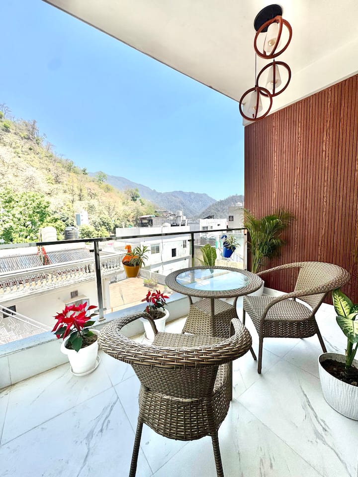 Luxe Retreat| Prime Location| Pvt Mountain Balcony - India