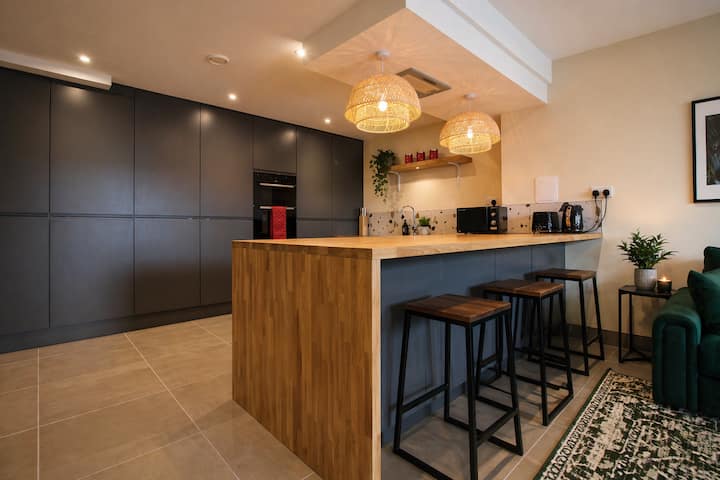 Stunning 4 Bed | Bay Views, Games Room & Garden - Cardiff