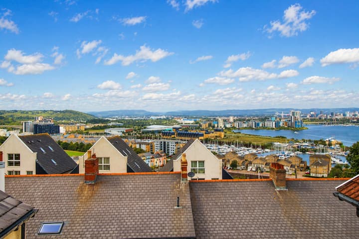 Stunning 4 Bed | Bay Views, Games Room & Garden - Barry